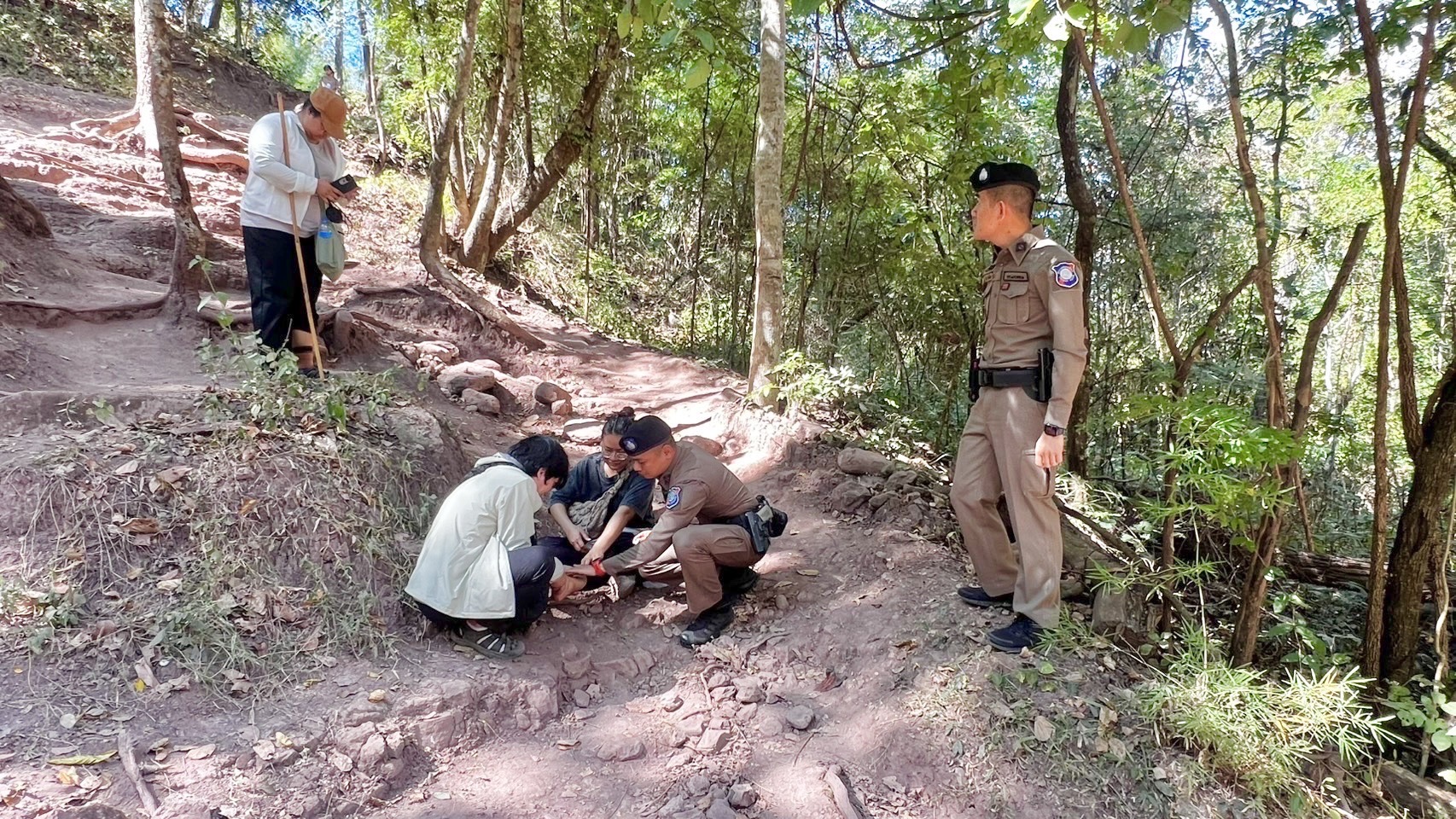 ชุดสายตรวจตำรวจท่องเที่ยวเลยและอาสาสมัครช่วยเหลือนักท่องเที่ยวได้ ว.4 ช่วยเหลือปฐมพยาบาล ...